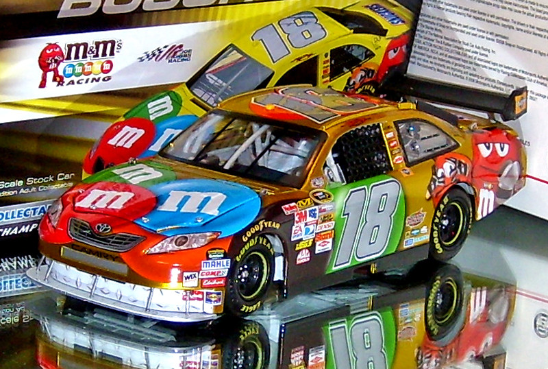 KYLE BUSCH 2008 M&M'S LIQUID COLOR 1/24 ACTION