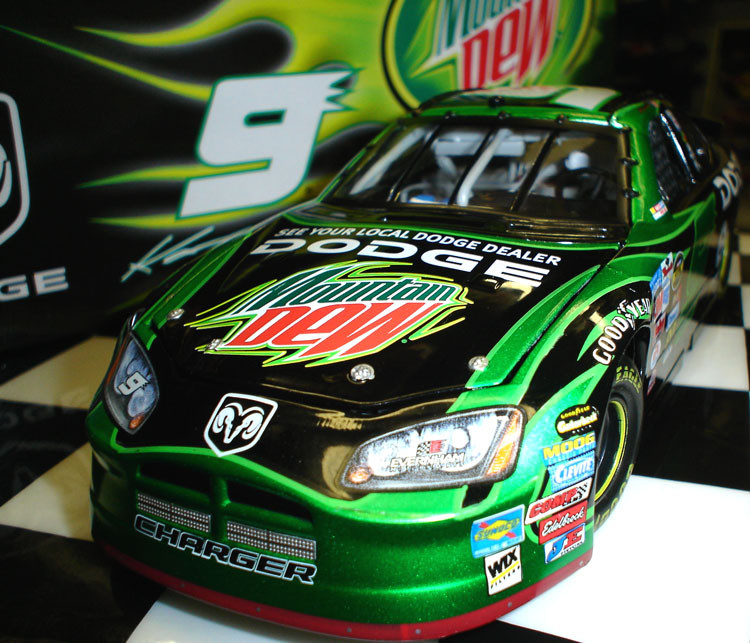 KASEY KAHNE 2005 MOUNTAIN DEW *LIQUID COLOR* DEALER'S EXCLUSIVE 1/24 ACTION
