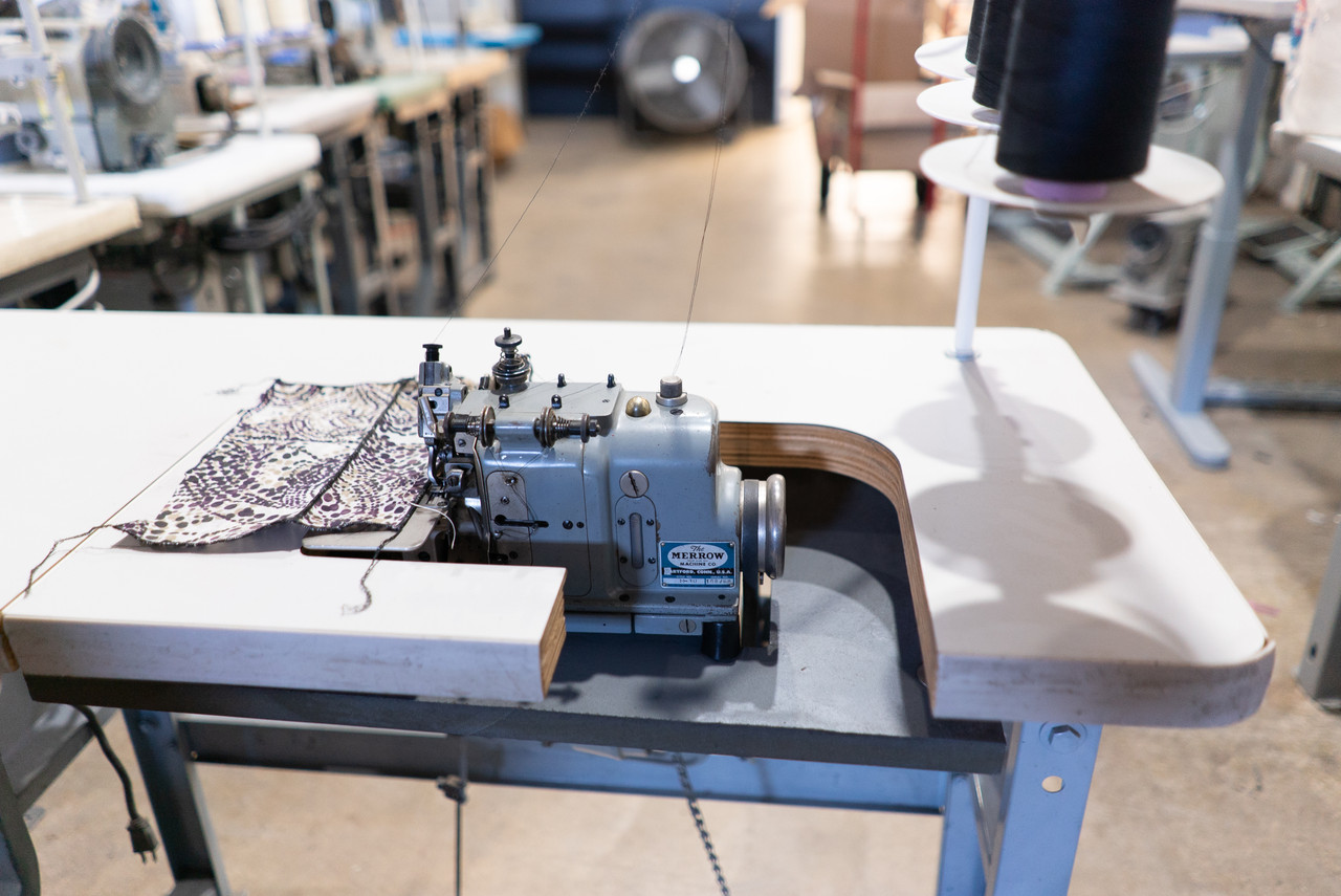 M-3U (Luxury Stitch) Tablecloth Edge Sewing Machine (Setup with table ...