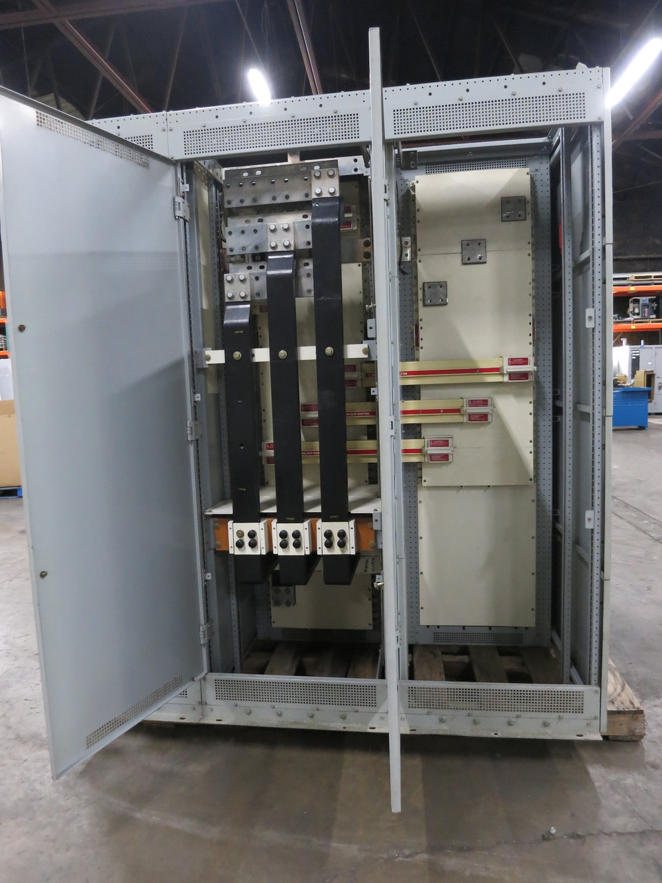 GE 3200A AKD-8 Power Breaker Switchgear AKR-6D-75 Transfer Switch 3200 ...