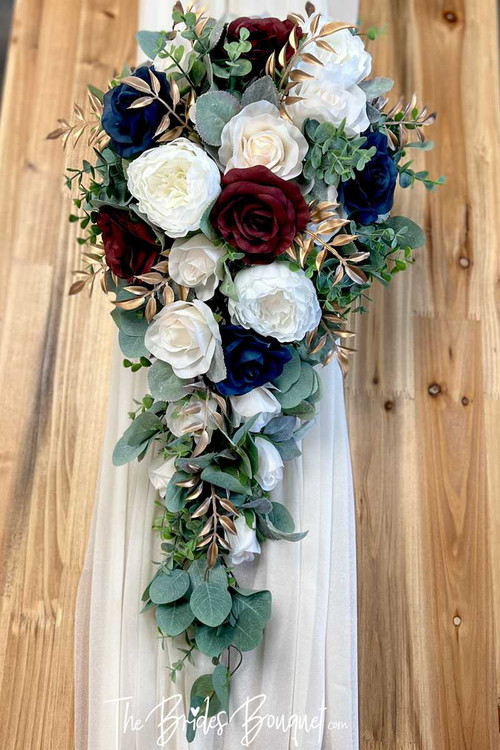 Burgundy and navy wedding bouquet | Beachweddingtips.com