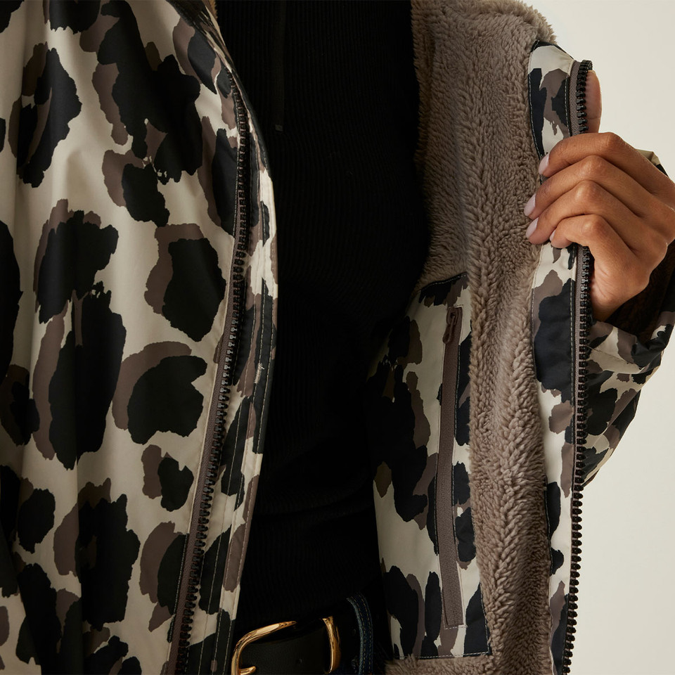 Regatta Adults Unisex Waterproof Changing Robe - True Leopard Print ...