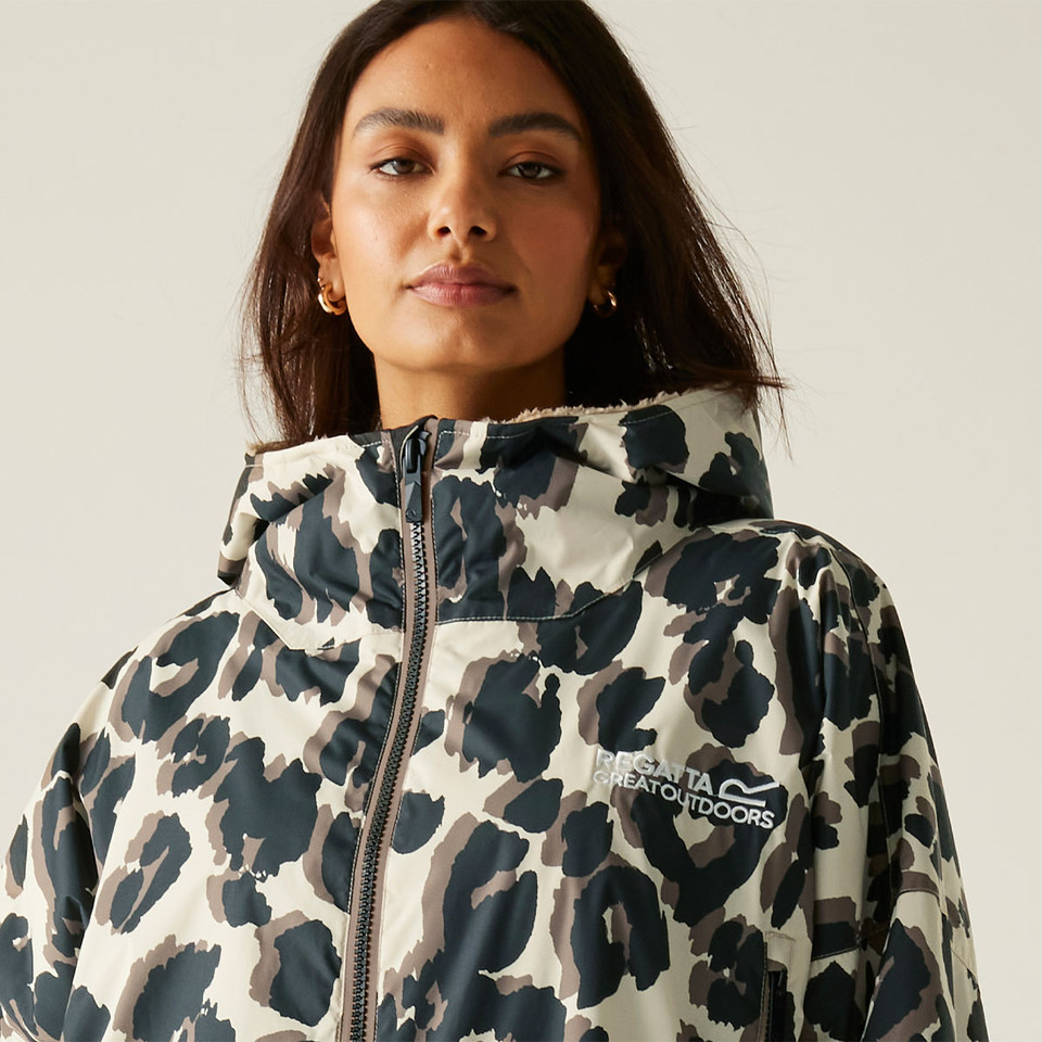 Regatta Adults Unisex Waterproof Changing Robe - True Leopard Print ...