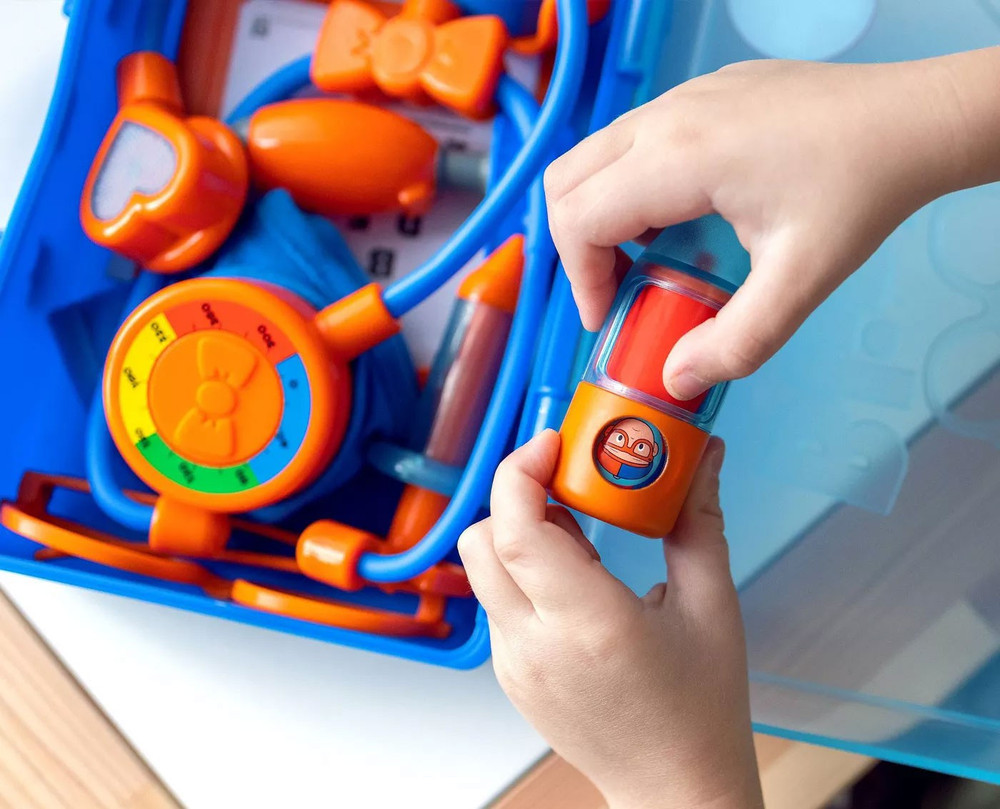 Blippi Doctor Blippi Exclusive Playset Stethoscope, Glasses, Blood ...