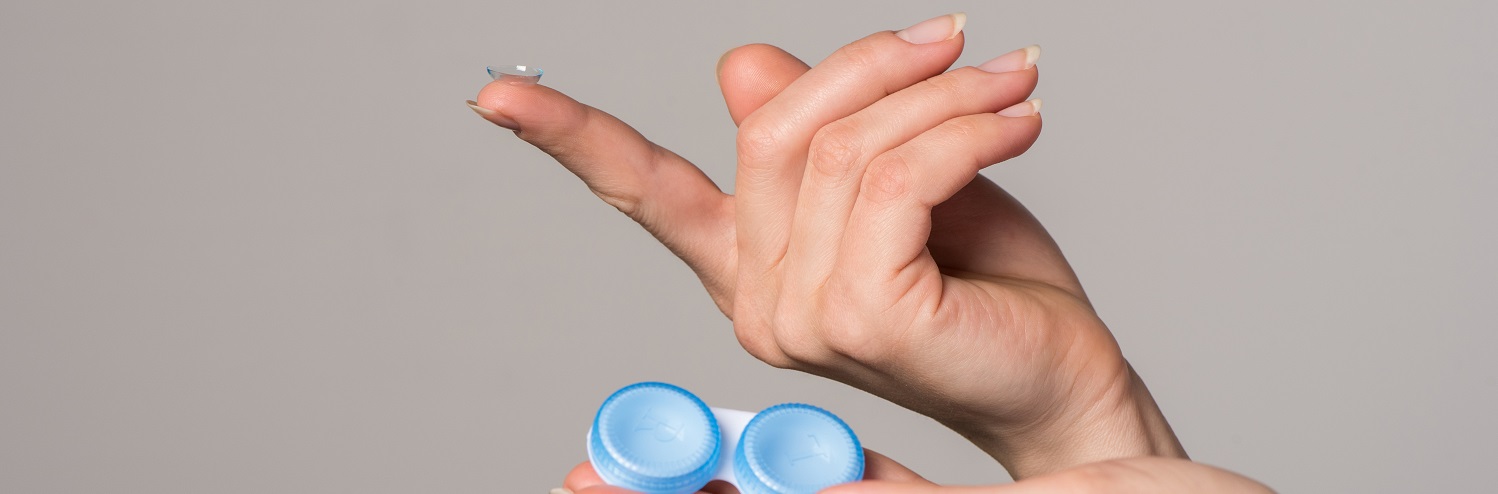 How to put contact lenses in your eyes - LensesOnline