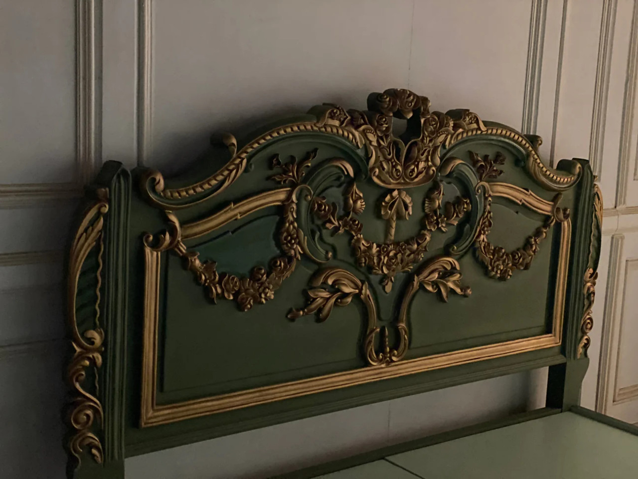 FRENCH PLATFORM BED VERSAILLES GREEN AND GOLD