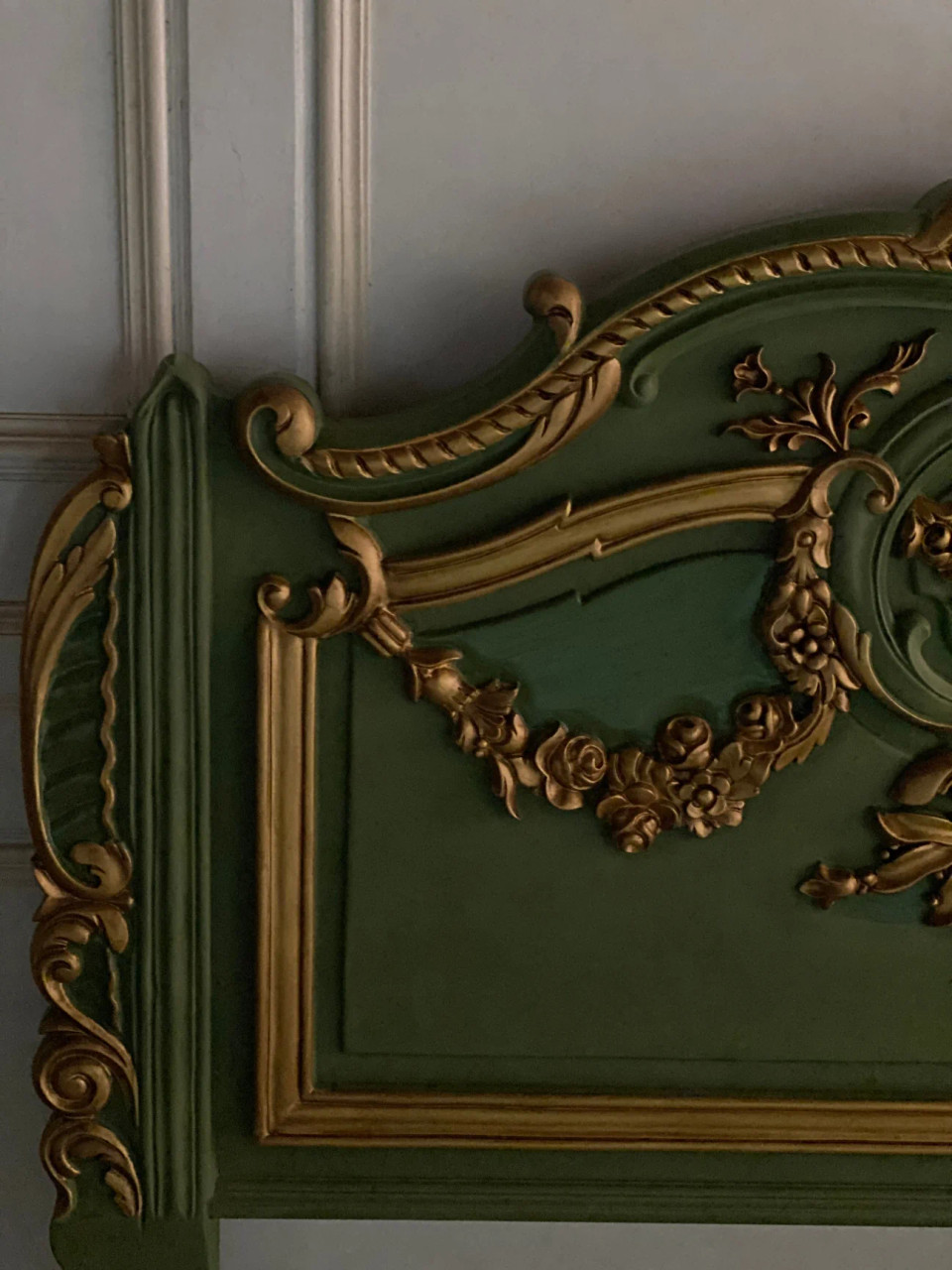 FRENCH PLATFORM BED VERSAILLES GREEN AND GOLD