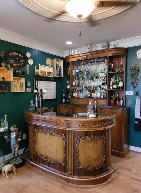 ROUND INDOOR PUB BAR FOR SALE