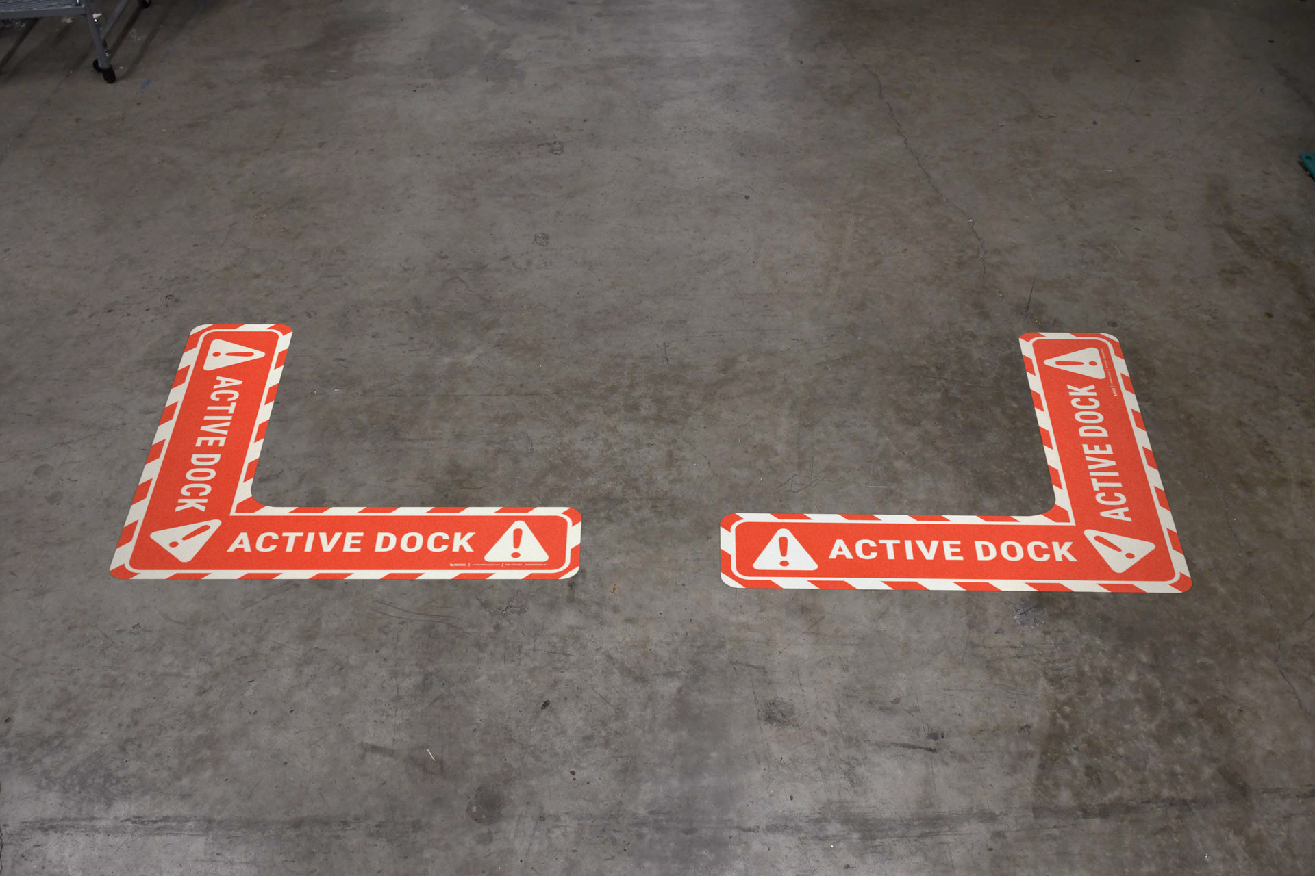 Active Dock - Floor Sign Corner
