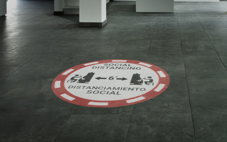 Social Distancing Bilingual Casino Red - SignCast™ S200 Virtual Sign