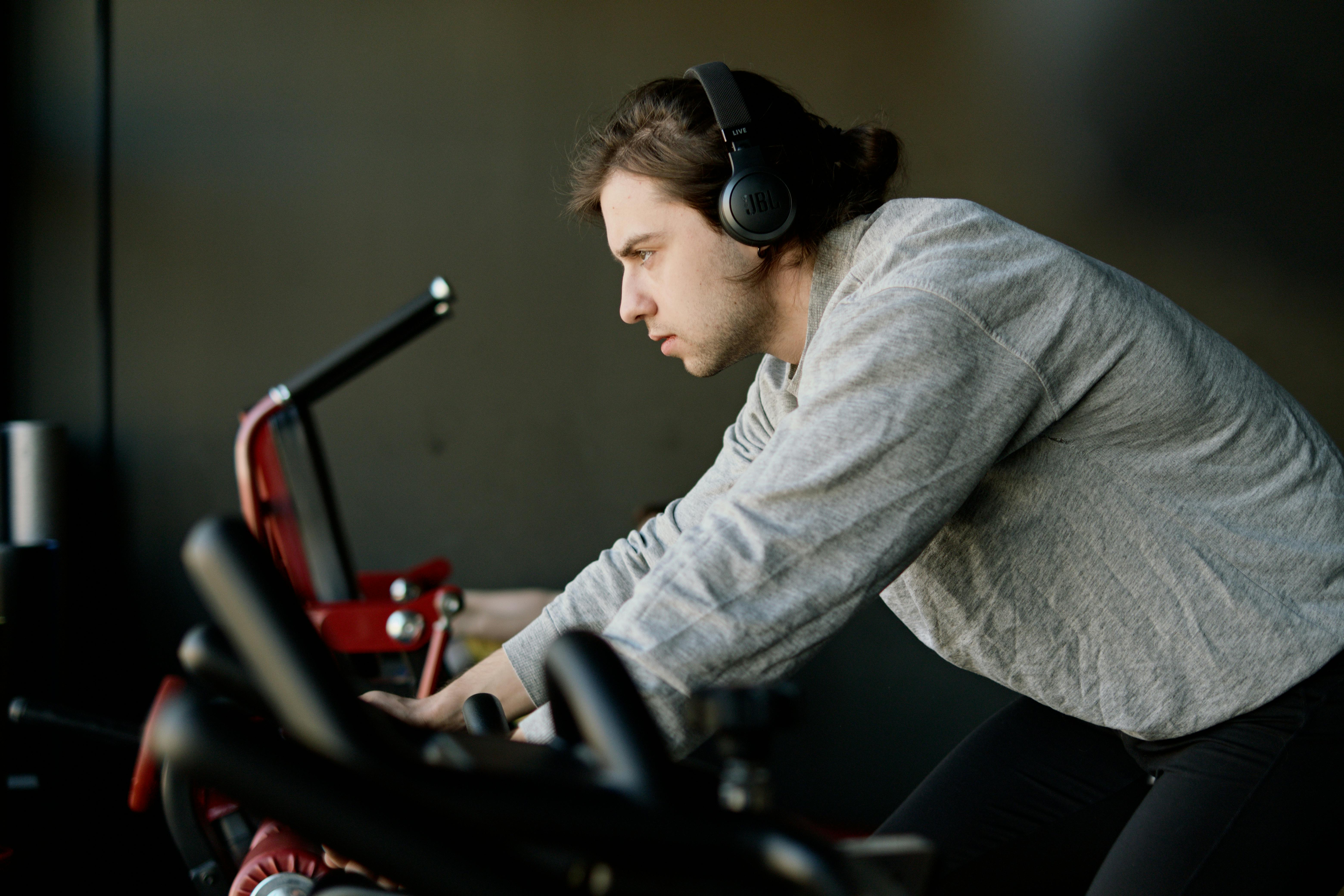 Essential Features to Look for in Gym Sweatshirts - Just Sweatshirts
