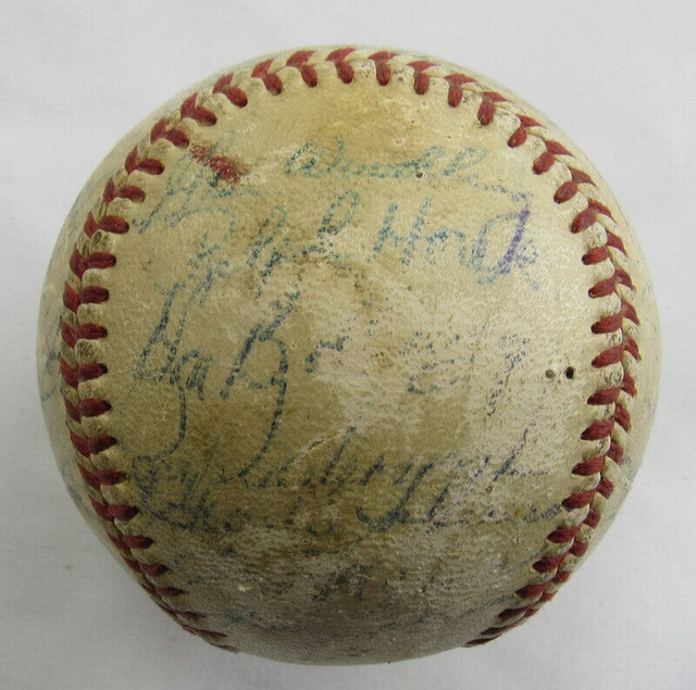 1953 Yankees Team Signed Baseball Mickey Mantle Yogi Berra Billy Martin ...