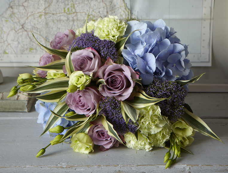 Smoothie lilac roses hydrangea carnations lisianthus | Jane Packer