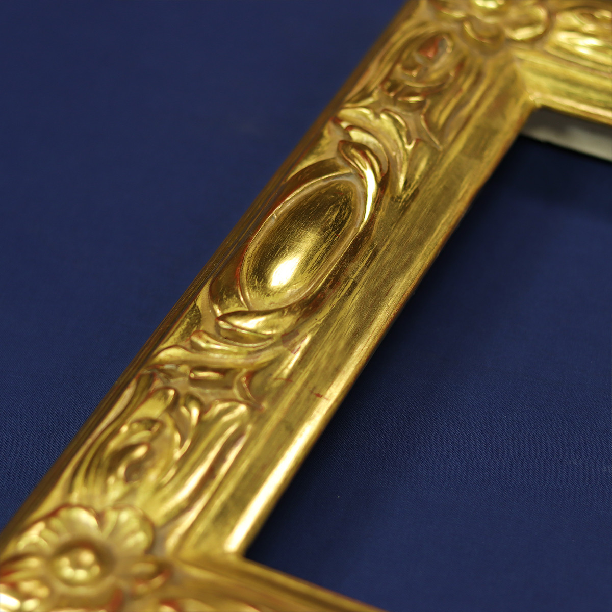 Hand Carve Gold Picture Frame with Flower Pattern