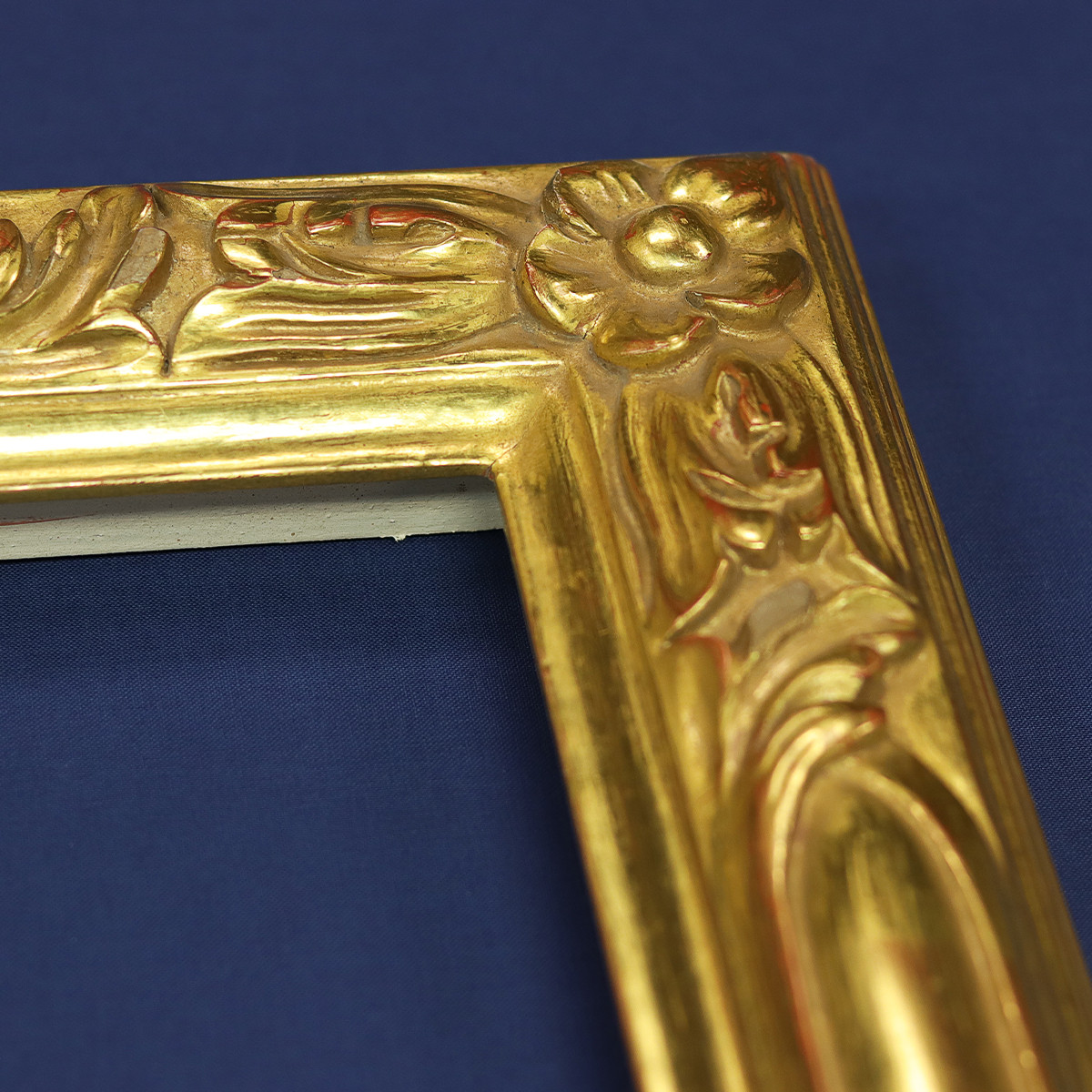 Hand Carve Gold Picture Frame with Flower Pattern