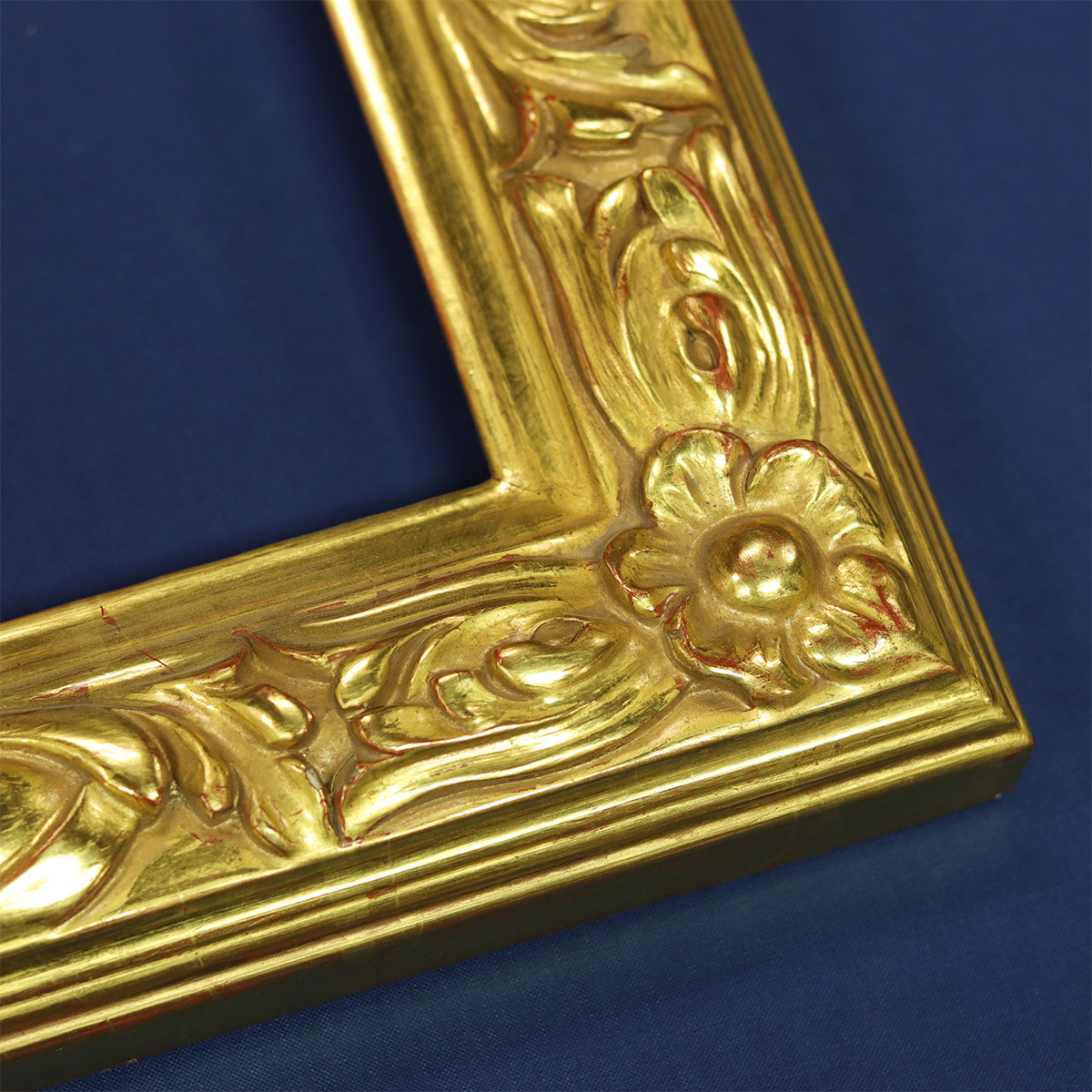 Hand Carve Gold Picture Frame with Flower Pattern
