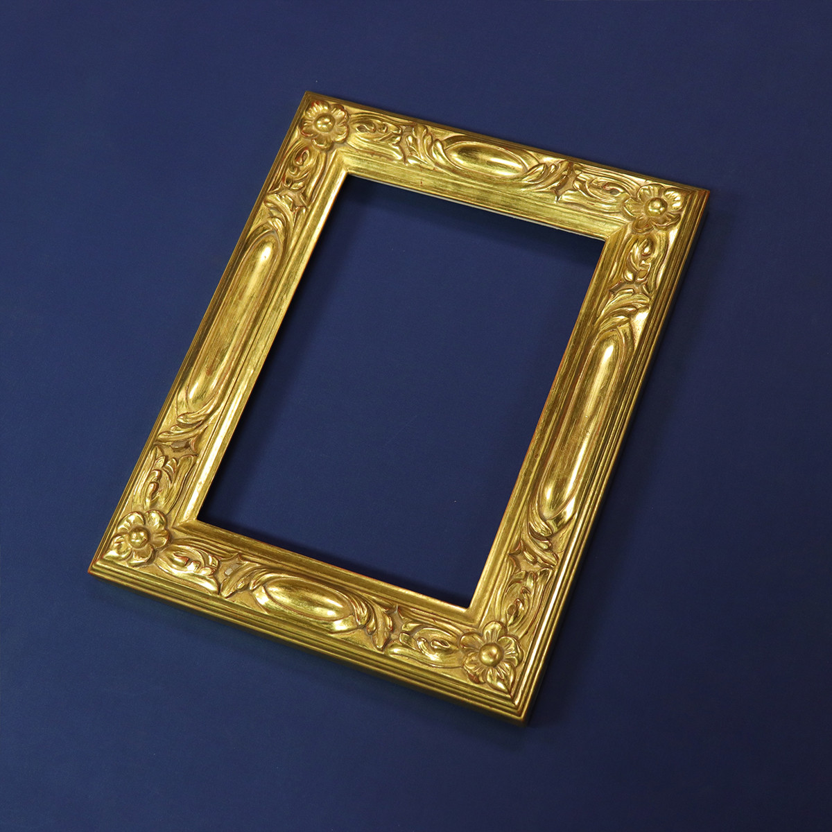 Hand Carve Gold Picture Frame with Flower Pattern