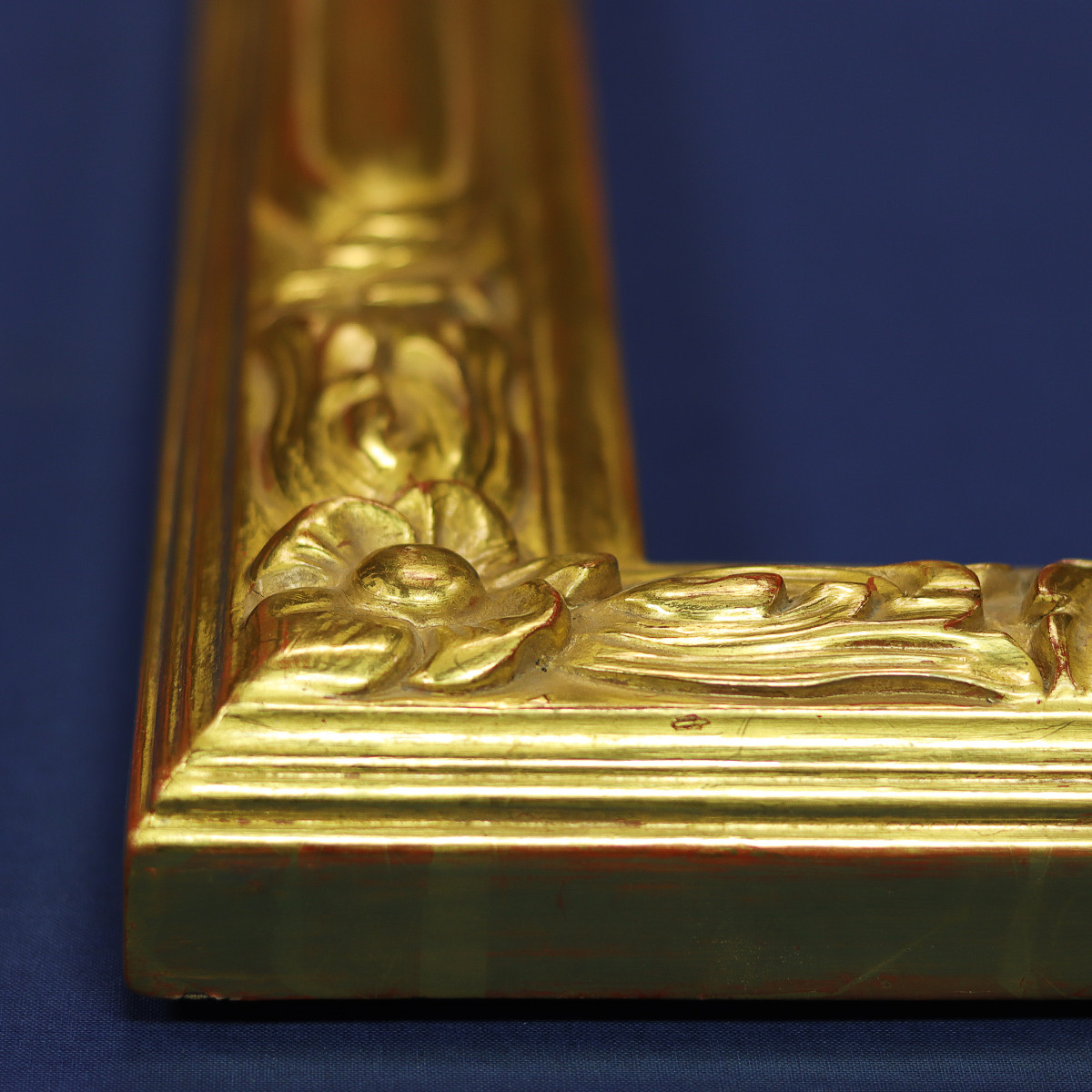 Hand Carve Gold Picture Frame with Flower Pattern