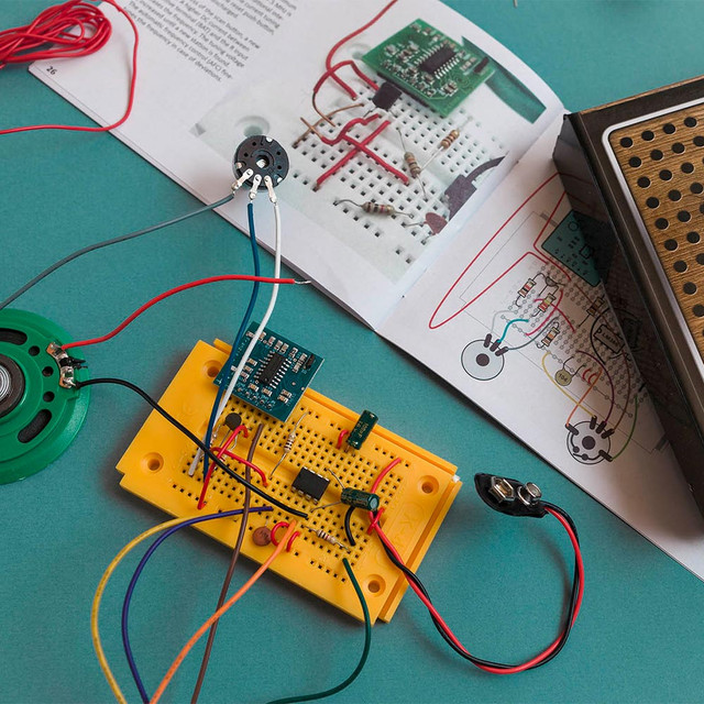 Haynes Build Your Own Retro Radio - Dance Back To The 70s - DIY Stereo