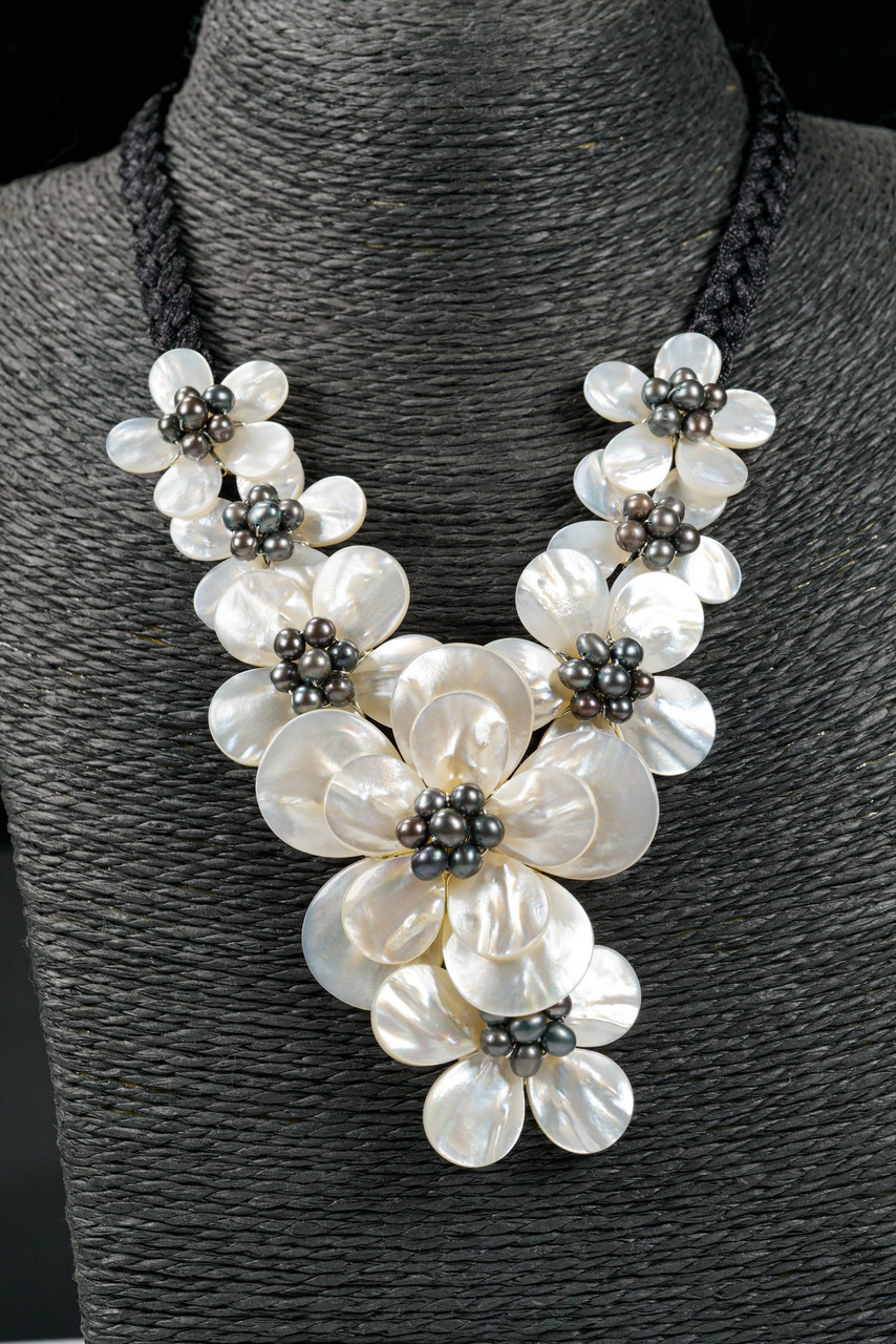WEBJN07 WHITE SHELL FLOWER BRAID - Janet's