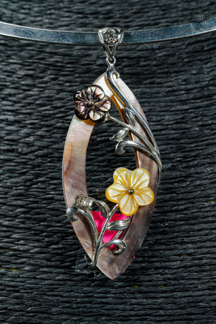 WEBJN114 MOP SHELL FLOWER PENDANT - Janet's