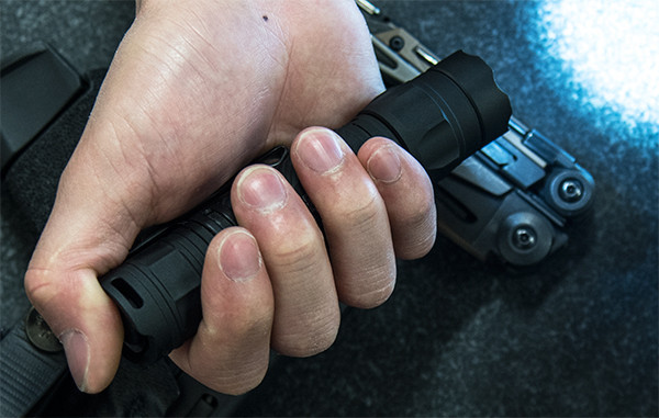 UTG EVERYDAY CARRY FLASHLIGHT, 400 LUMEN
