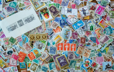 M2055 - 1/2 Pound Worldwide Stamps Off Paper - Mystic Stamp Company