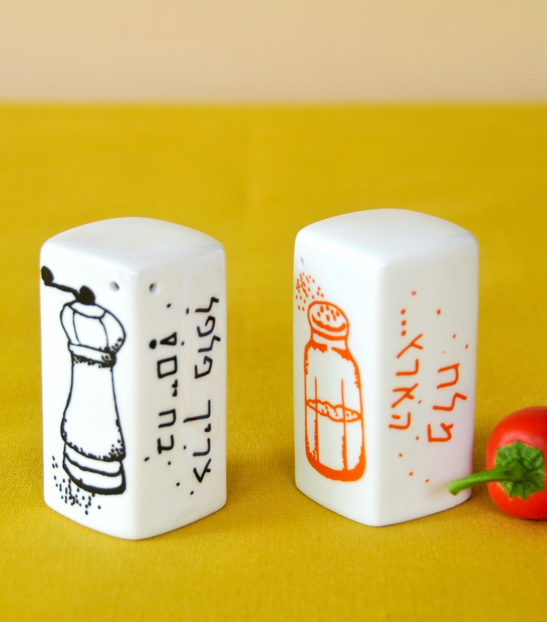 Pep it up! Salt & Pepper Shakers - orange/black