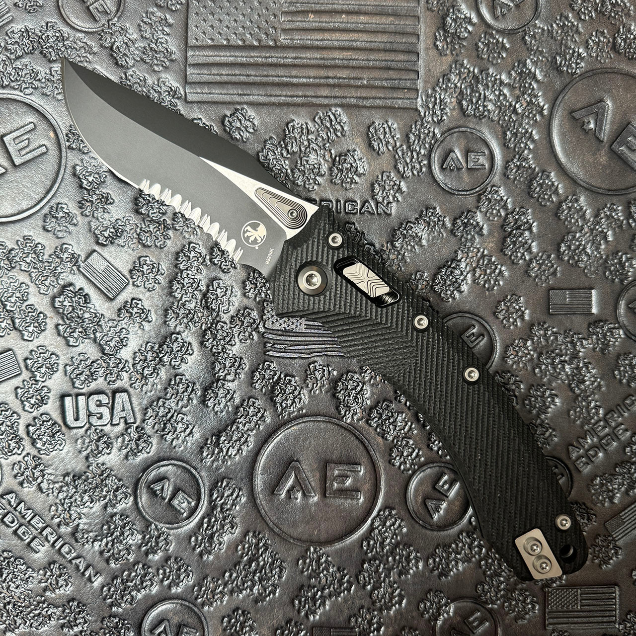 Microtech Amphibian Ram Lok Se Fluted Black G 10 Serrated 137rl