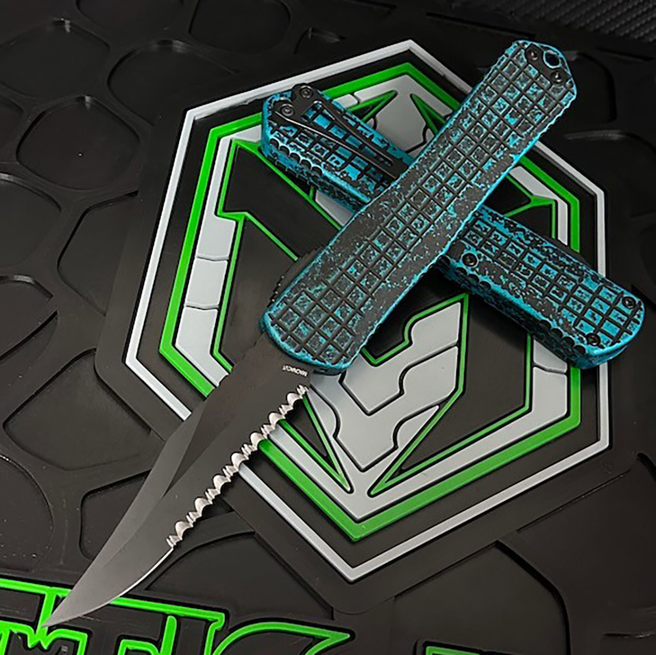 Heretic Knives Manticore X Bowie Breakthrough Turquoise Frag Handle Dlc