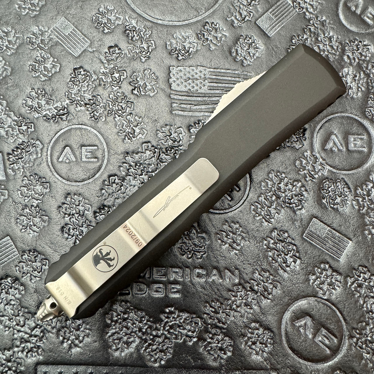 Microtech Ultratech T/E Carbon Fiber Top Satin Standard Signature ...