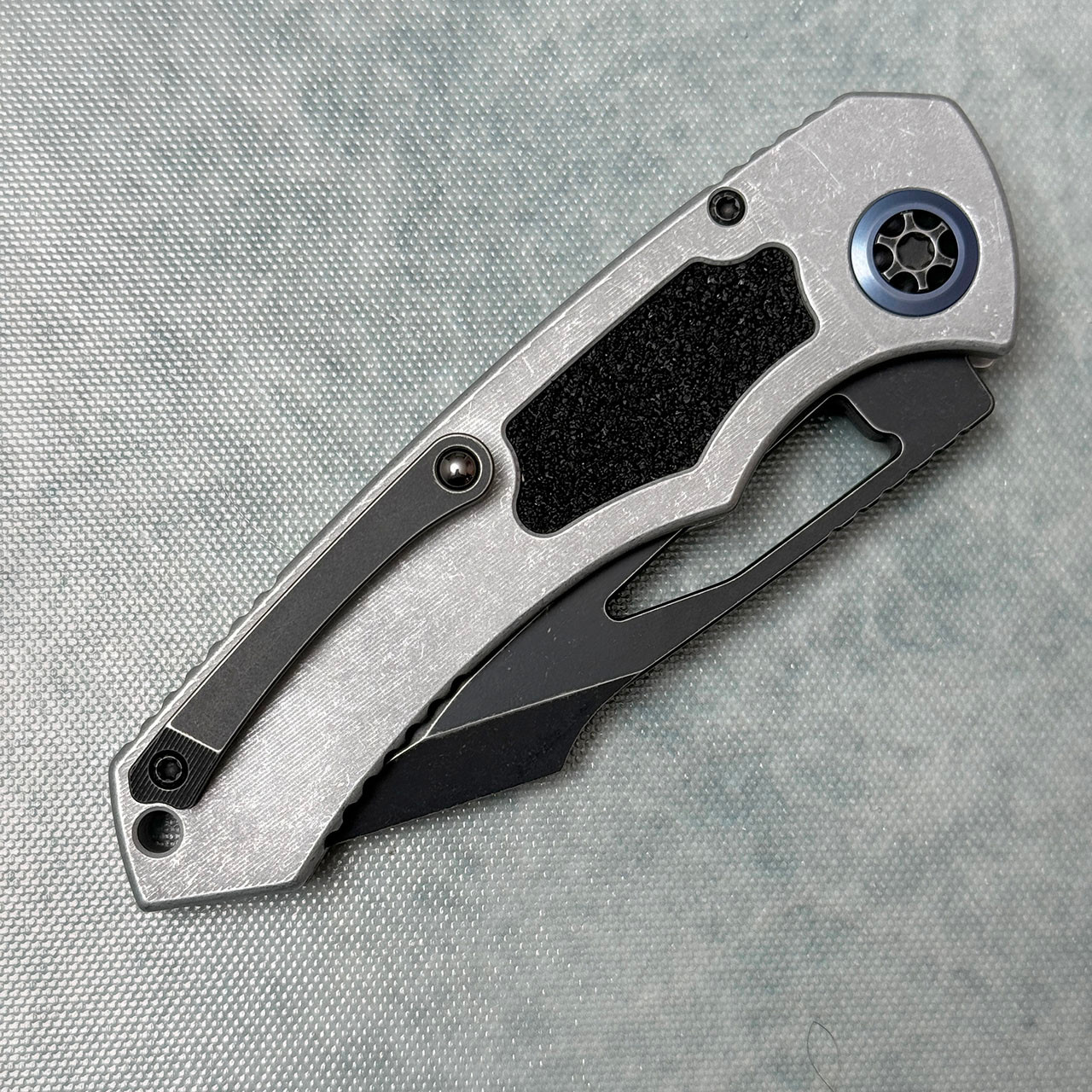 Heretic Knives Pariah Manual Button Lock S/E Blizzard Worn Aluminum ...