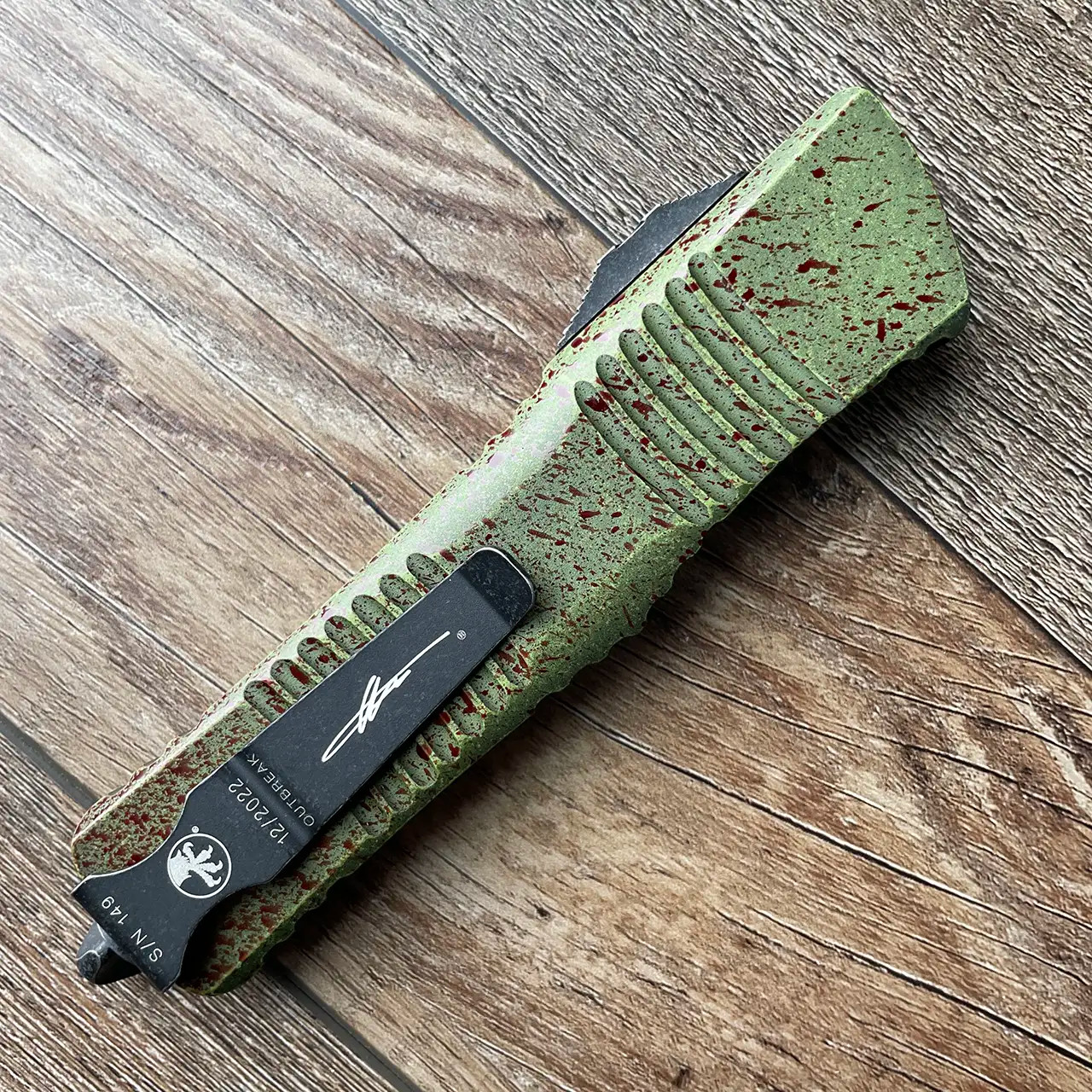 Microtech Combat Troodon De Outbreak Full Serrated Deep Engraved