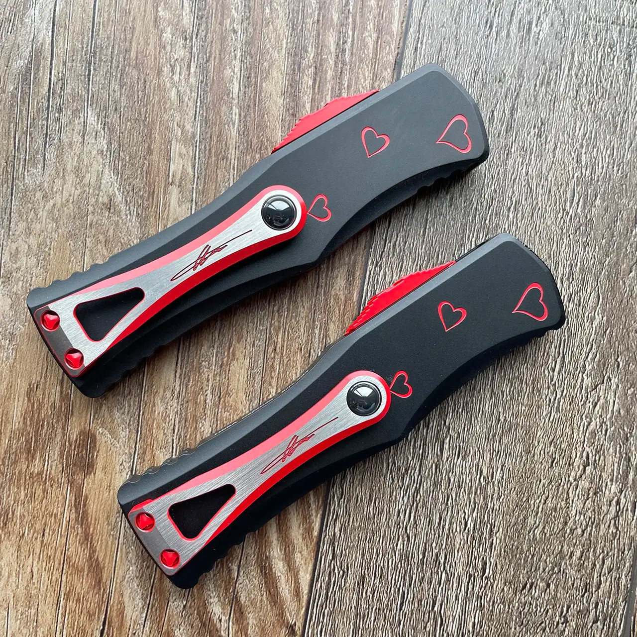 Microtech Hera D/E Twin Flames Set Black w/ Deep Engraved Red Hearts ...