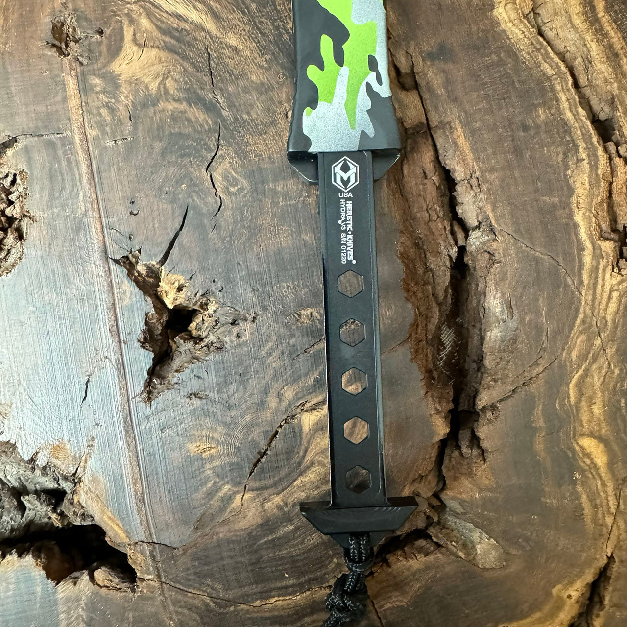 Heretic Knives Hydra Otf Auto Heretic Camo Handle Two Tone Serrated