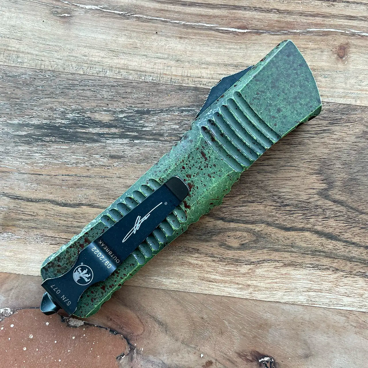 Microtech Combat Troodon T/E Outbreak Deep Engraved Full Serrated ...