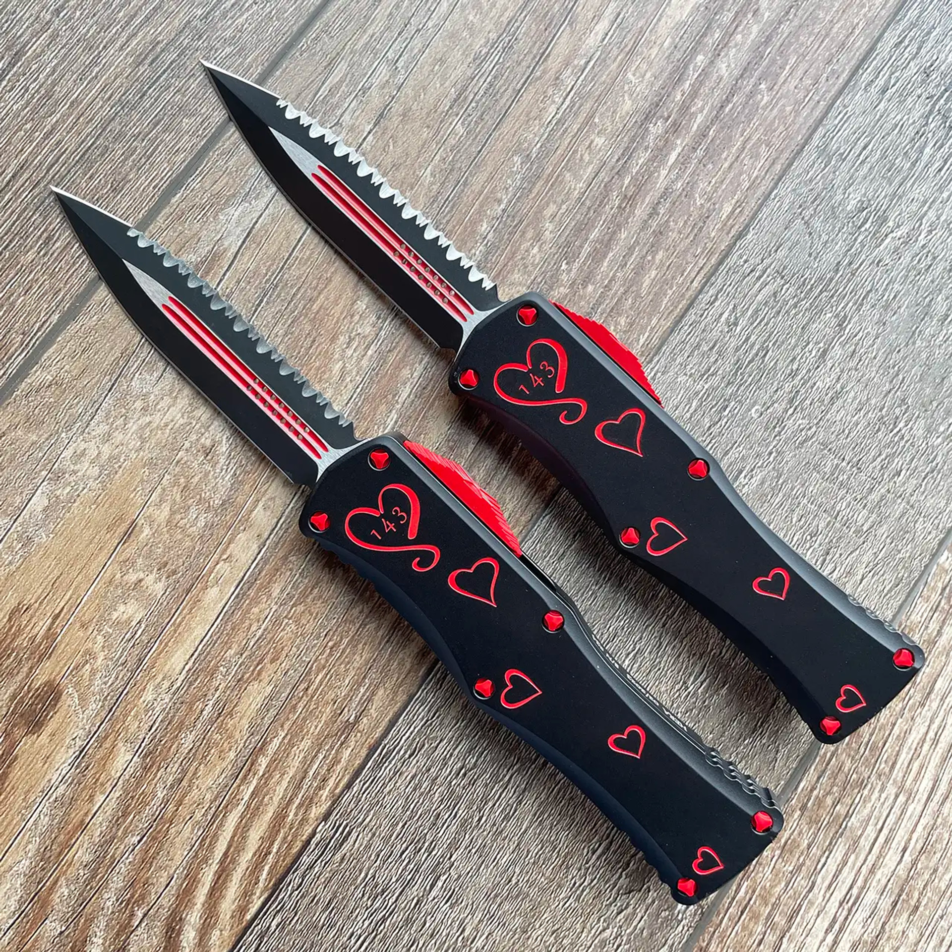 Microtech Hera De Twin Flames Set Black W Deep Engraved Red Hearts