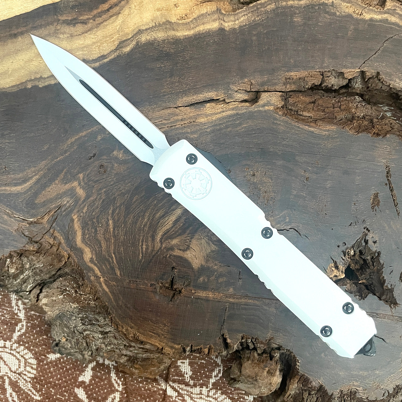 Microtech Ultratech D/E Outbreak Deep Engraved Standard Signature ...