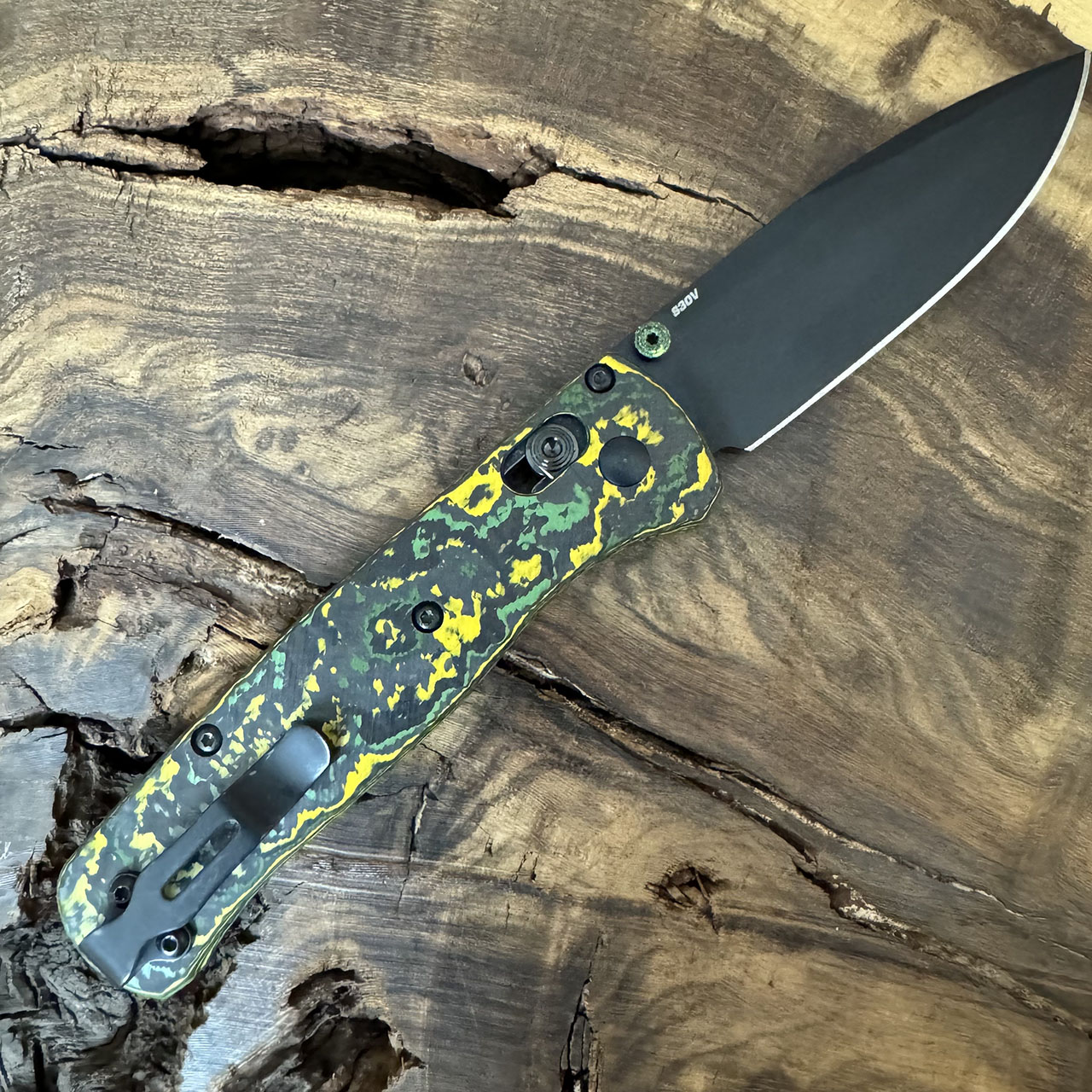 Benchmade Bugout Axis Lock Toxic Storm Fat Carbon Handle Black Blade AE ...