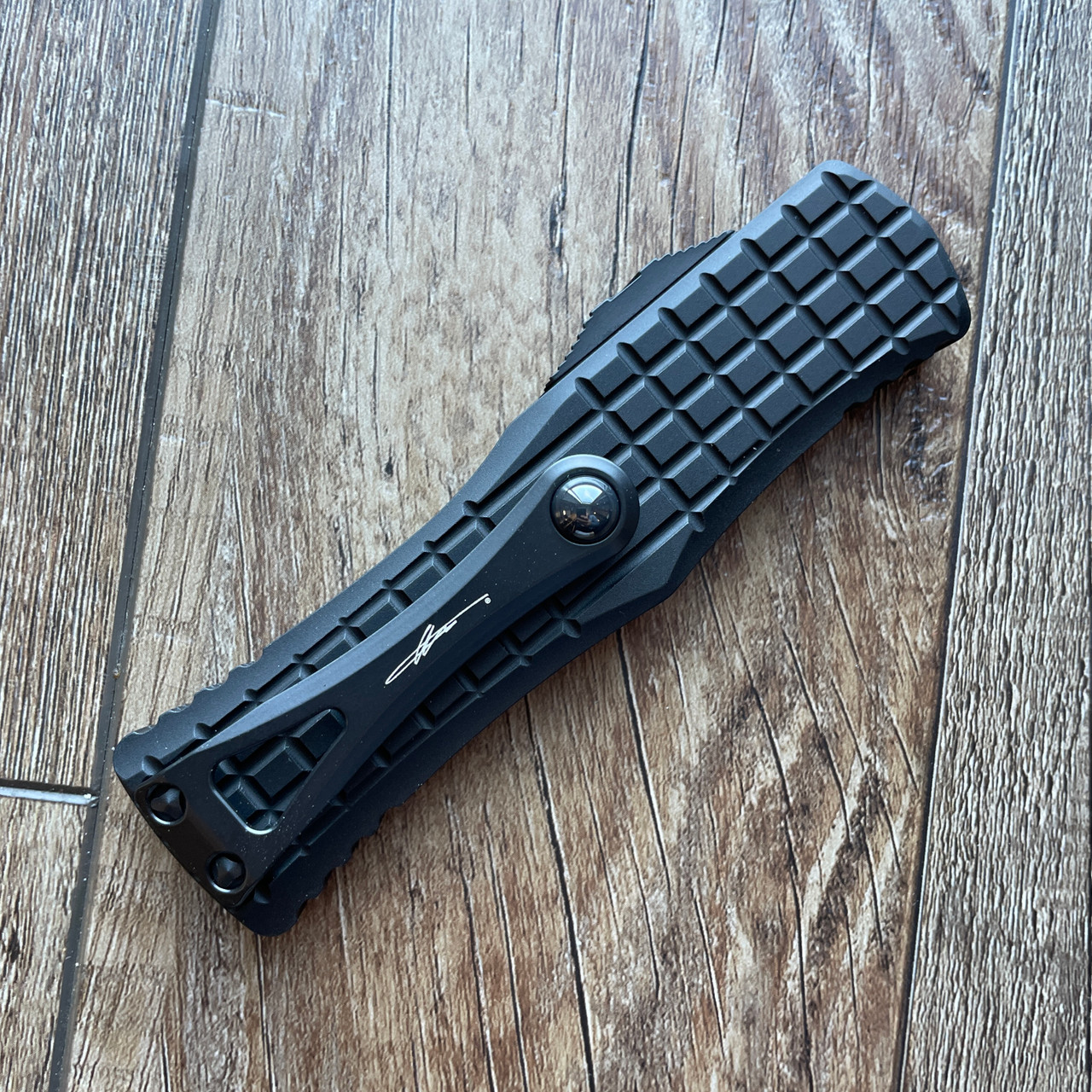 Microtech Hera D/E Tactical Frag Handle Black Full Serrated Signature ...