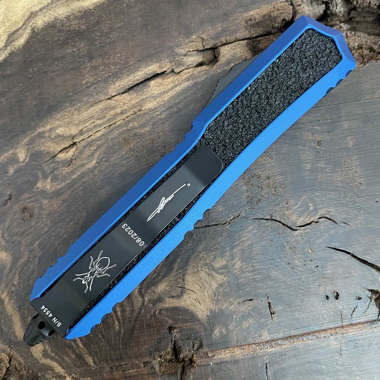 Microtech Makora D/E Blue Handle w/ Black Grip Inlays Black Full ...