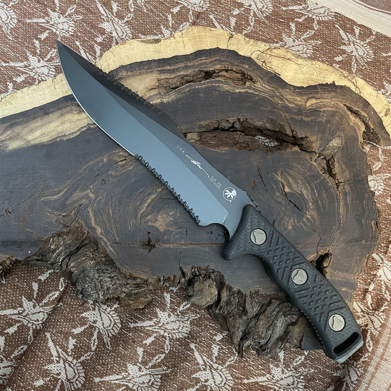Microtech Arbiter Fixed Blade Carbon Fiber DLC Full Serrated Signature ...