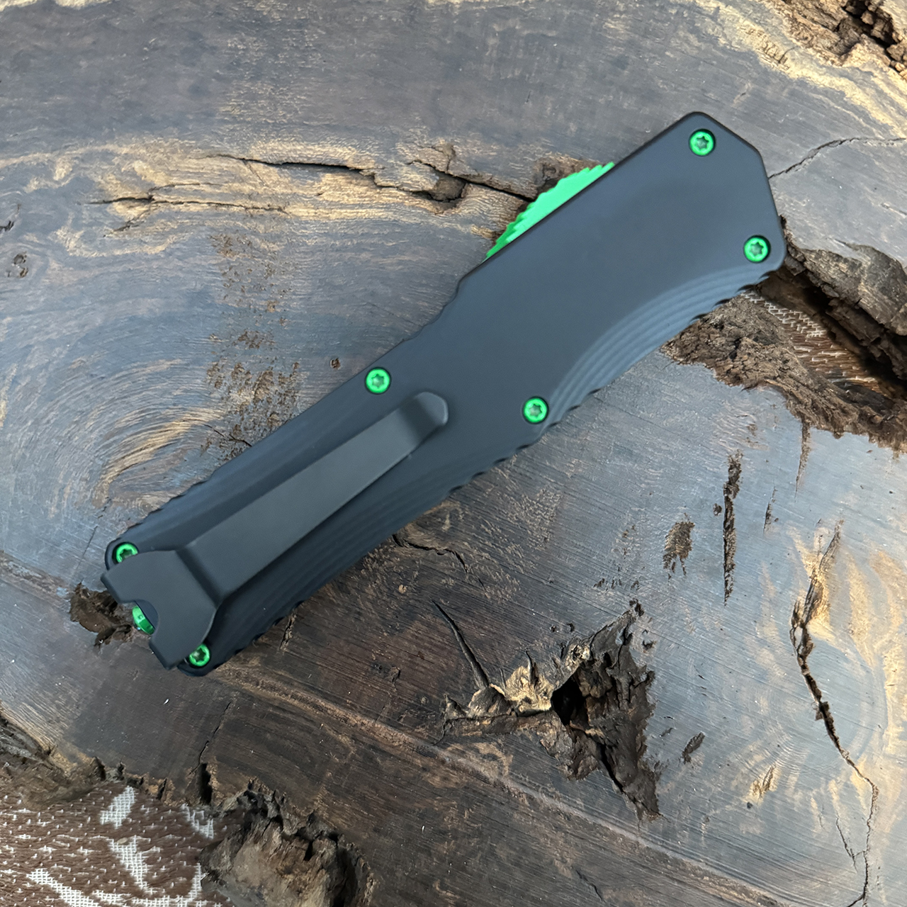 Heretic Knives Colossus Recurve Black Handle DLC Blade Heretic Green Hardware Black Friday ...