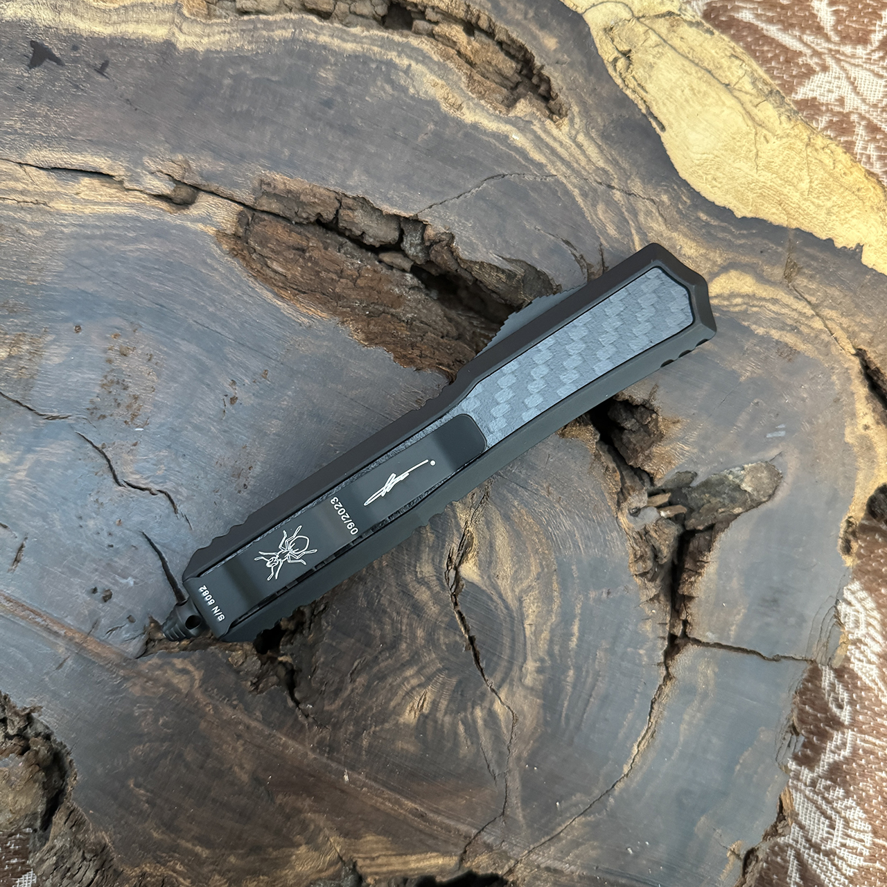 Microtech Makora D/E Tactical w/ Carbon Fiber Inlays Serrated Nickel ...