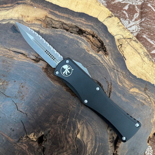 Microtech Hera D/E Black Apocalyptic Full Serrated 702-12AP | American ...