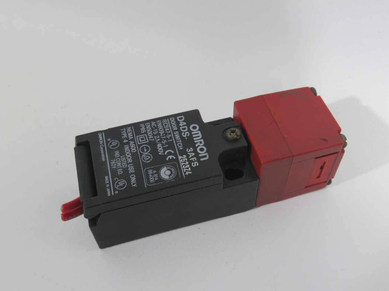 Omron D4DS-3AFS Safety Switch 2NC 1/2-14NPT 2A@400V *No Key* USED ...