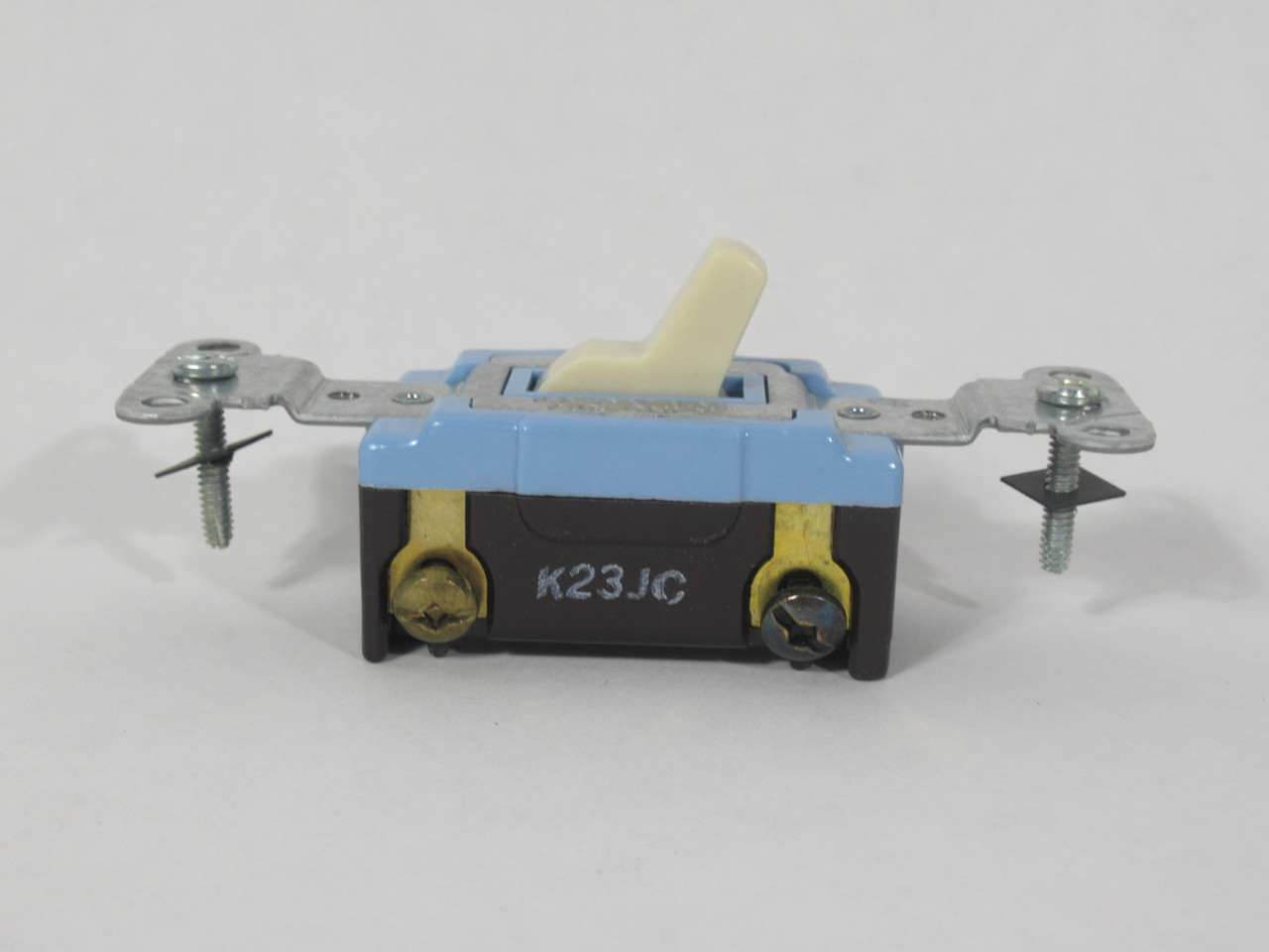 Leviton 18204-I 4-Way Toggle Switch Ivory 15A 347VAC NEW - Industrial ...