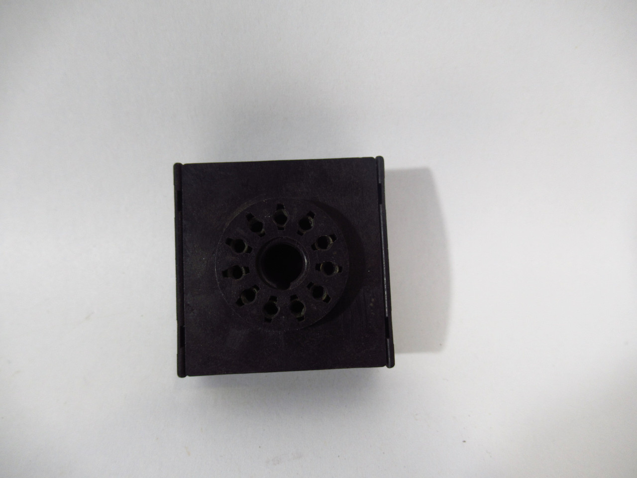 Omron P3G-11 Timer Back Mounted Socket 6A 250VAC 11-Pin *Missing Screw ...