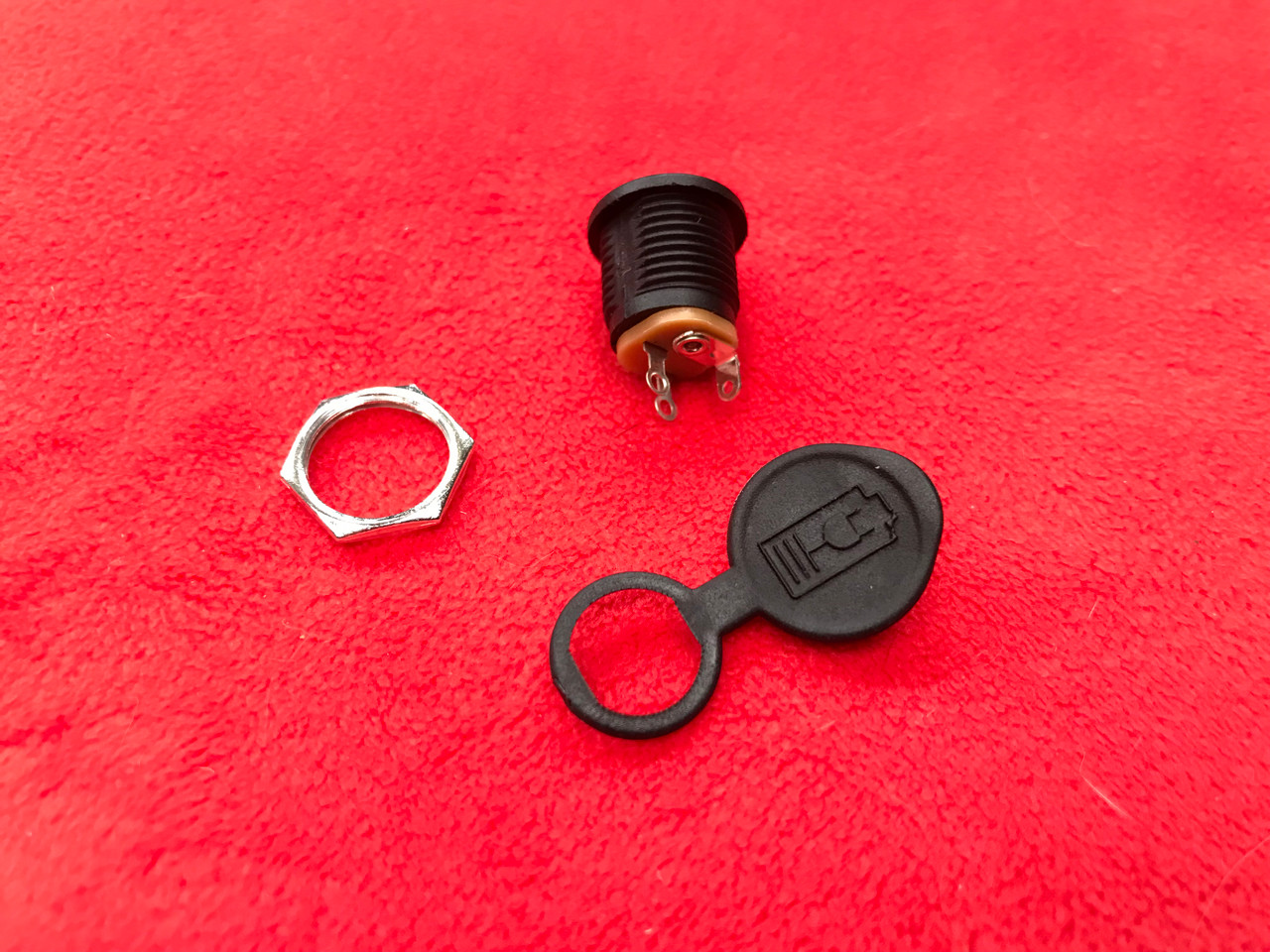 DC charge port for Reention batteries with rubber cover - Hilleater.ca
