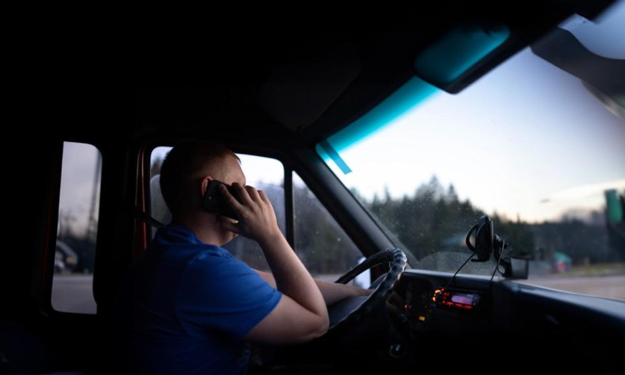 The Most Common Truck Driver Distractions - GraMag